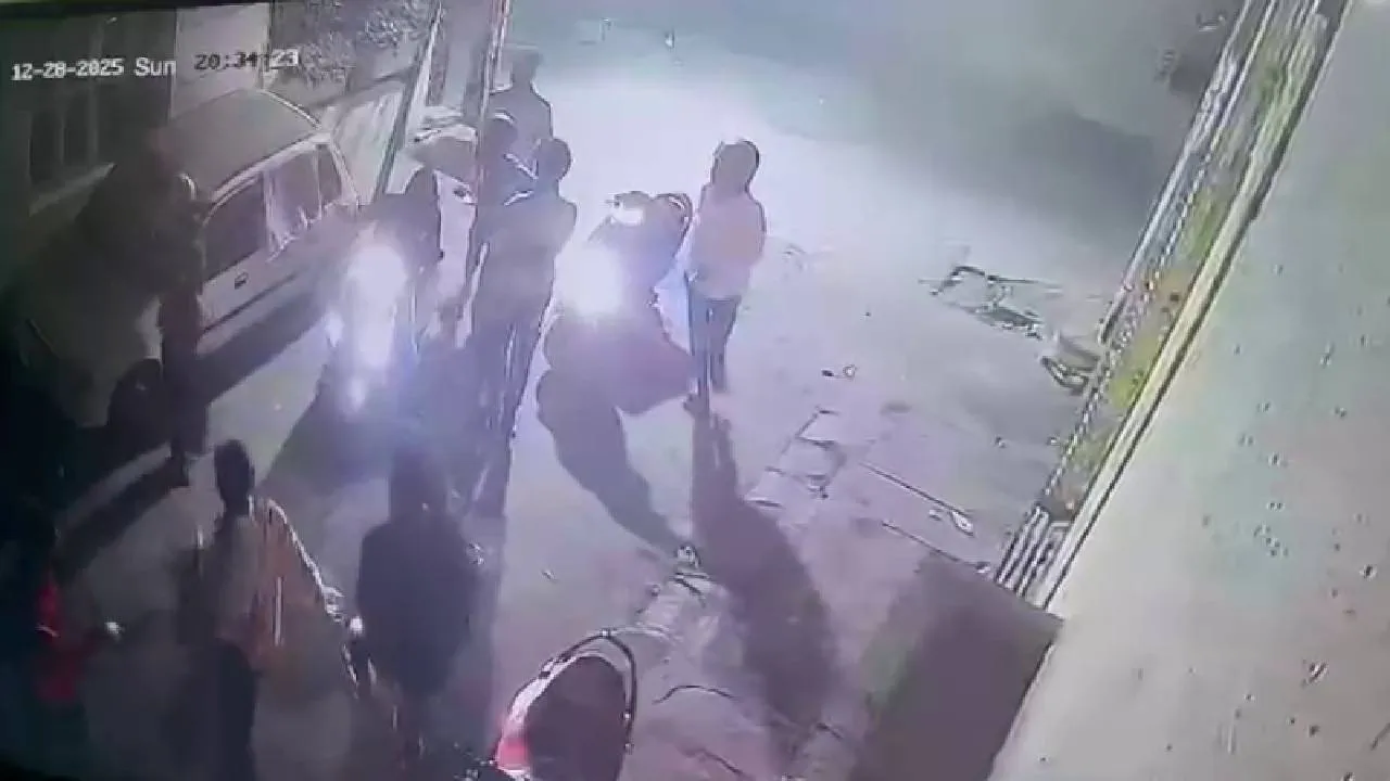 Assault Case: ಬೆಂಗಳೂರಿನಲ್ಲಿ ರೌಡಿಗಳ ದಾಂಧಲೆ, ಪಾನ್‌ ಶಾಪ್‌ ಚಿಂದಿ ...