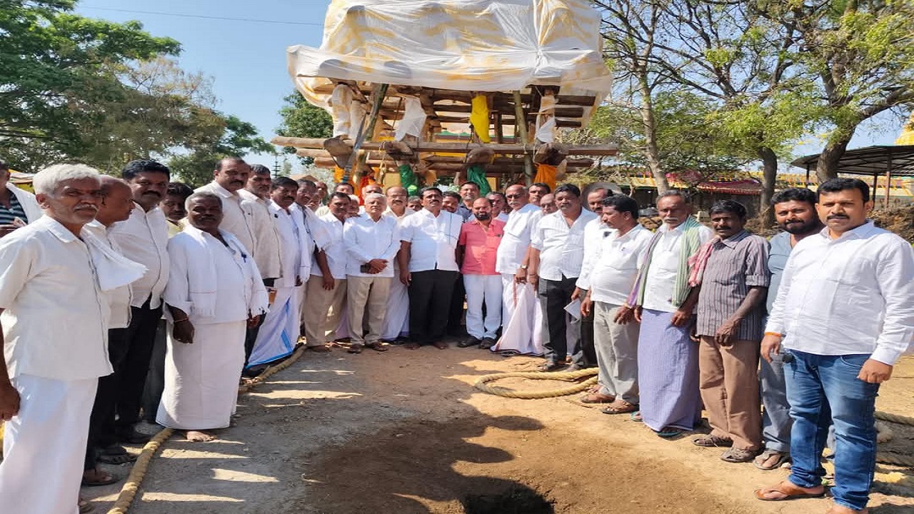 ರಥೋತ್ಸವಕ್ಕೆ ಚೇಳೂರು ತಾಲ್ಲೂಕು ತಹಸೀಲ್ದಾರ್ ಶ್ರೀನಿವಾಸ ನಾಯುಡು ಚಾಲನೆ Kannada ...